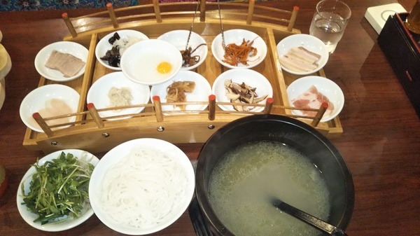 雲南料理と舞踊家: Sayuri Wakatsuki